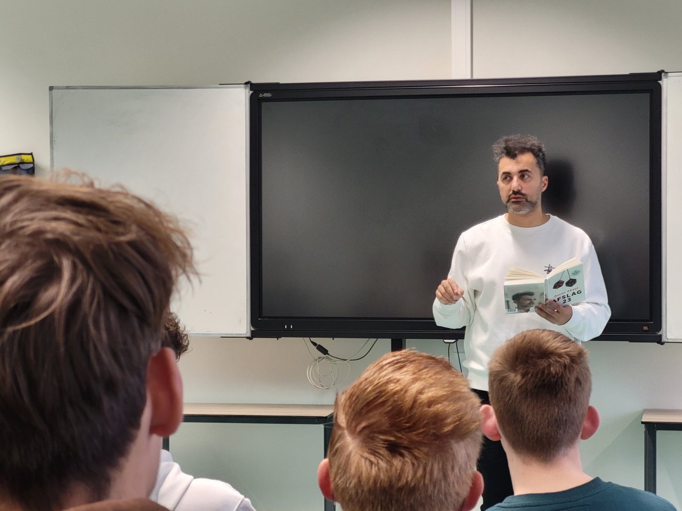Schrijver Özcan Akyol geeft lezing op school - Huygens College